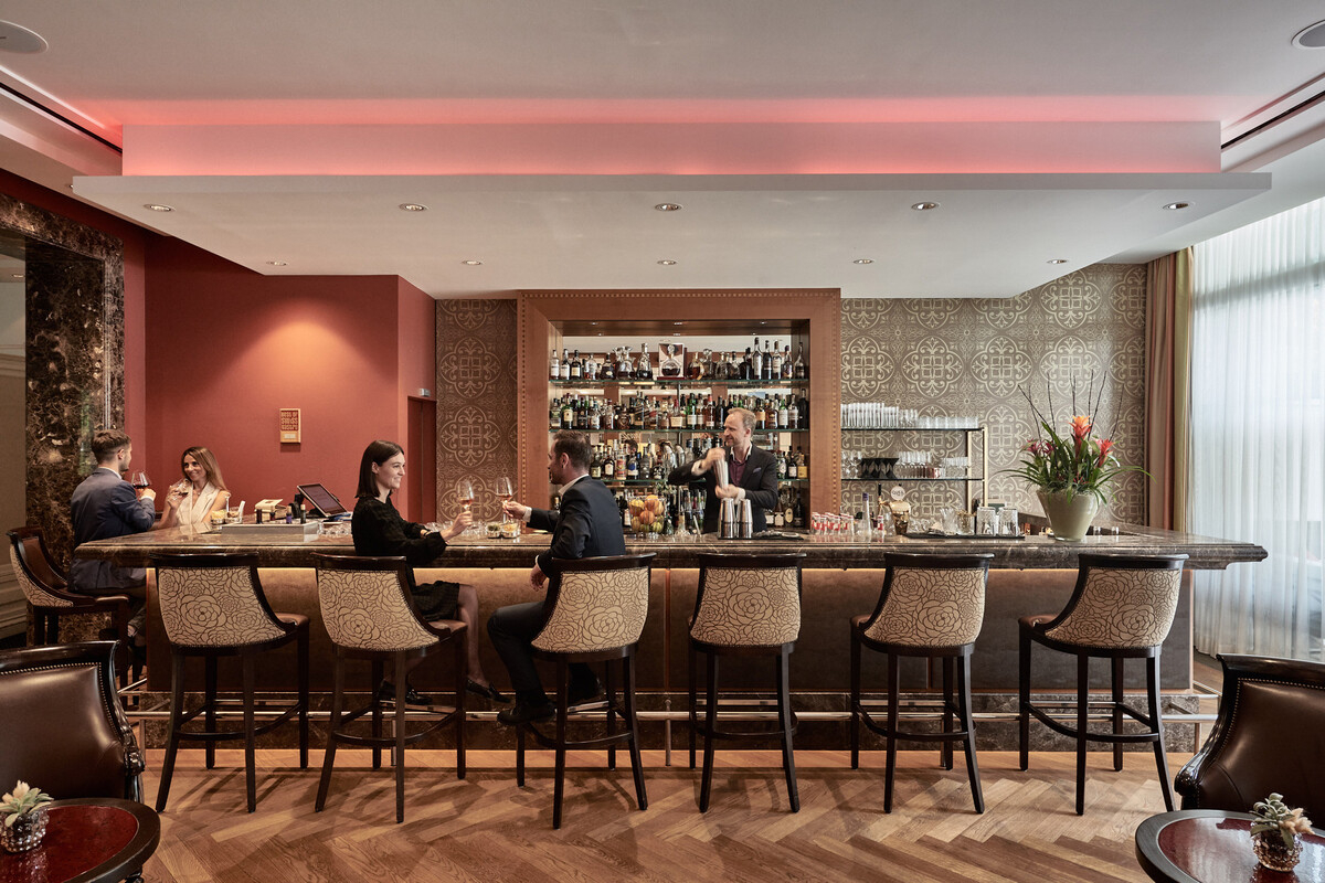Grand Resort Bad Ragaz: Hof Bar - Bad Ragaz - Guidle