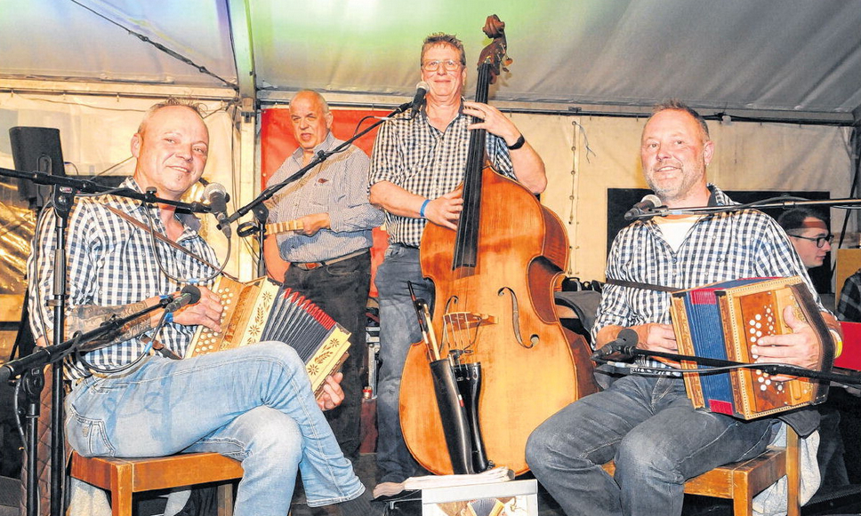 Die Ländlerschlacht in Galgenen bot Volksmusik in Feierlaune - Galgenen ...