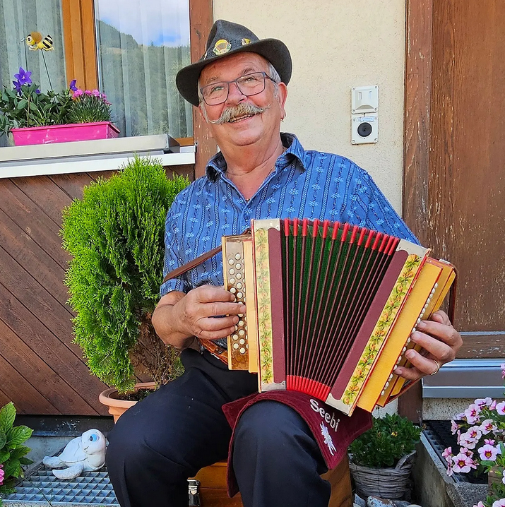 Zu Besuch bei Schwyzerörgeli-Legende Seebi Schmidig - Arth - SchwyzKultur