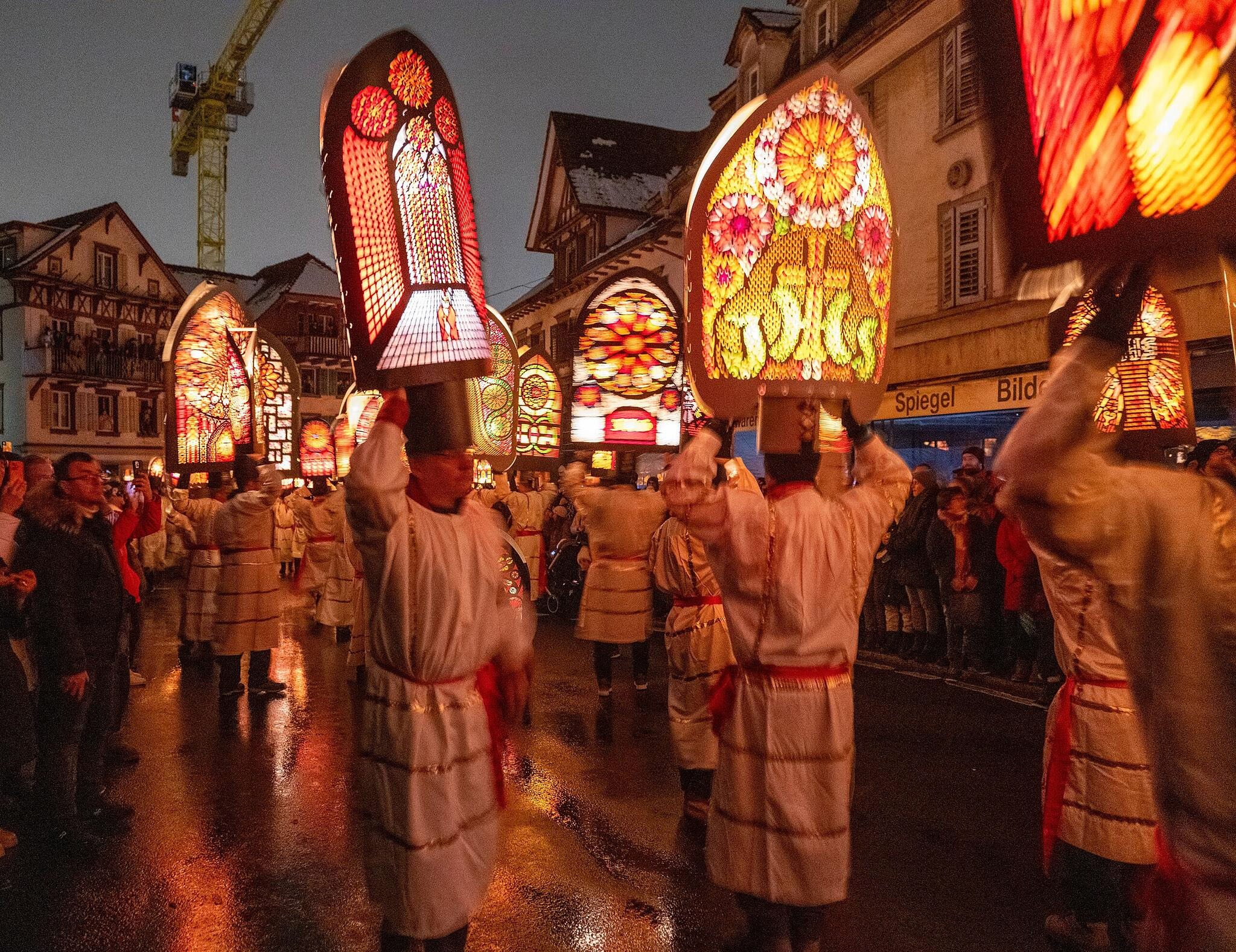 Lichterzauber und Höllenspektakel: Küssnachter Klausjagen war Mega ...